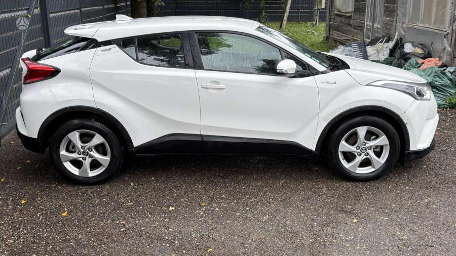 White Toyota C-HR 2017 in Jonava, with an engine capacity of 1.80 L and mileage of 220 thousand km for 11000 €, photo 17 on AUTOMOTO.COM.LV