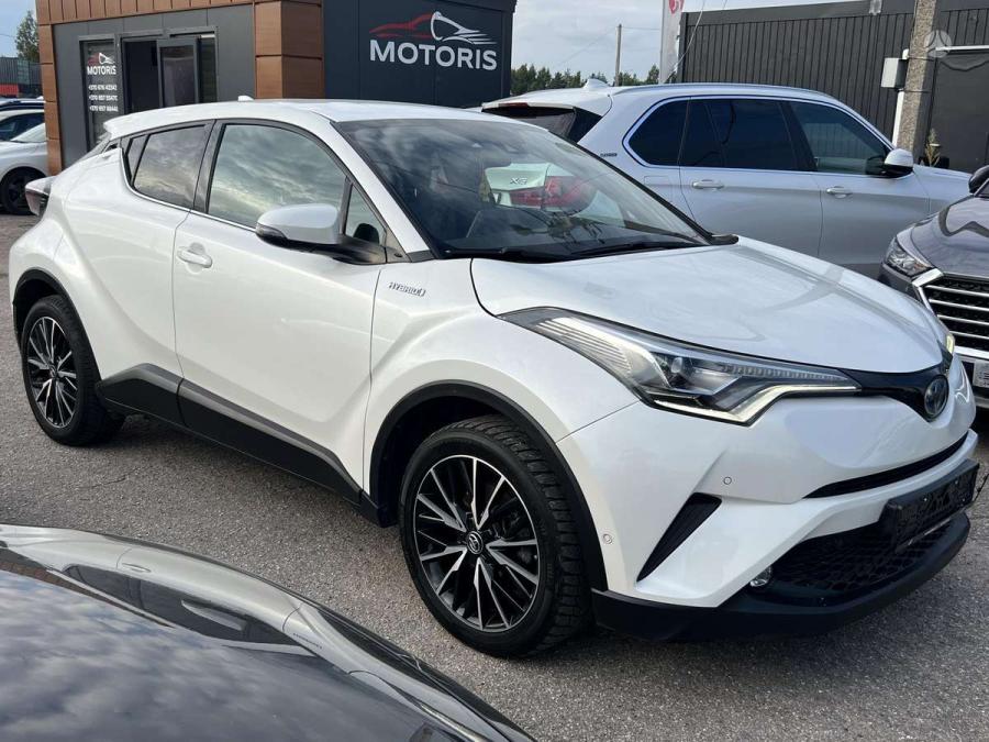 White Toyota C-HR 2017 in Panevezys, with an engine capacity of 1.80 L and mileage of 306 thousand km for 11200 €, photo 1 on AUTOMOTO.COM.LV