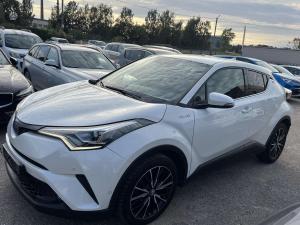 White Toyota C-HR 2017 in Panevezys, with an engine capacity of 1.80 L and mileage of 306 thousand km for 11200 €, photo 3 on AUTOMOTO.COM.LV