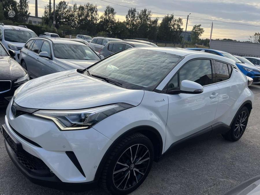 White Toyota C-HR 2017 in Panevezys, with an engine capacity of 1.80 L and mileage of 306 thousand km for 11200 €, photo 3 on AUTOMOTO.COM.LV