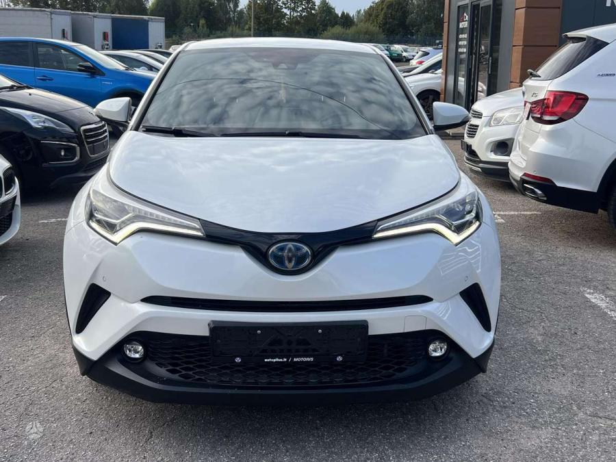 White Toyota C-HR 2017 in Panevezys, with an engine capacity of 1.80 L and mileage of 306 thousand km for 11200 €, photo 4 on AUTOMOTO.COM.LV