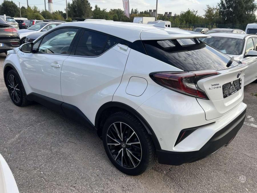 White Toyota C-HR 2017 in Panevezys, with an engine capacity of 1.80 L and mileage of 306 thousand km for 11200 €, photo 5 on AUTOMOTO.COM.LV