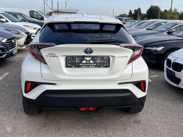 Toyota C-HR 2017 in Panevezys on AUTOMOTO.COM.LV White Toyota C-HR 2017 in Panevezys, with an engine capacity of 1.80 L and mileage of 306 thousand km for 11200 €, photo 6 on AUTOMOTO.COM.LV