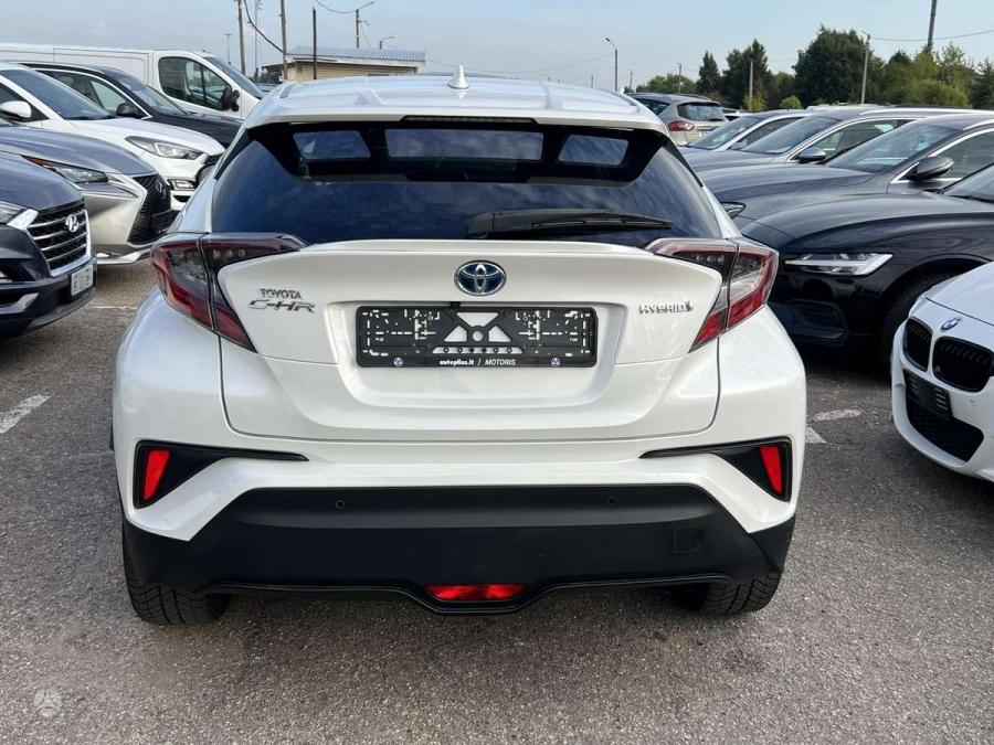 White Toyota C-HR 2017 in Panevezys, with an engine capacity of 1.80 L and mileage of 306 thousand km for 11200 €, photo 6 on AUTOMOTO.COM.LV