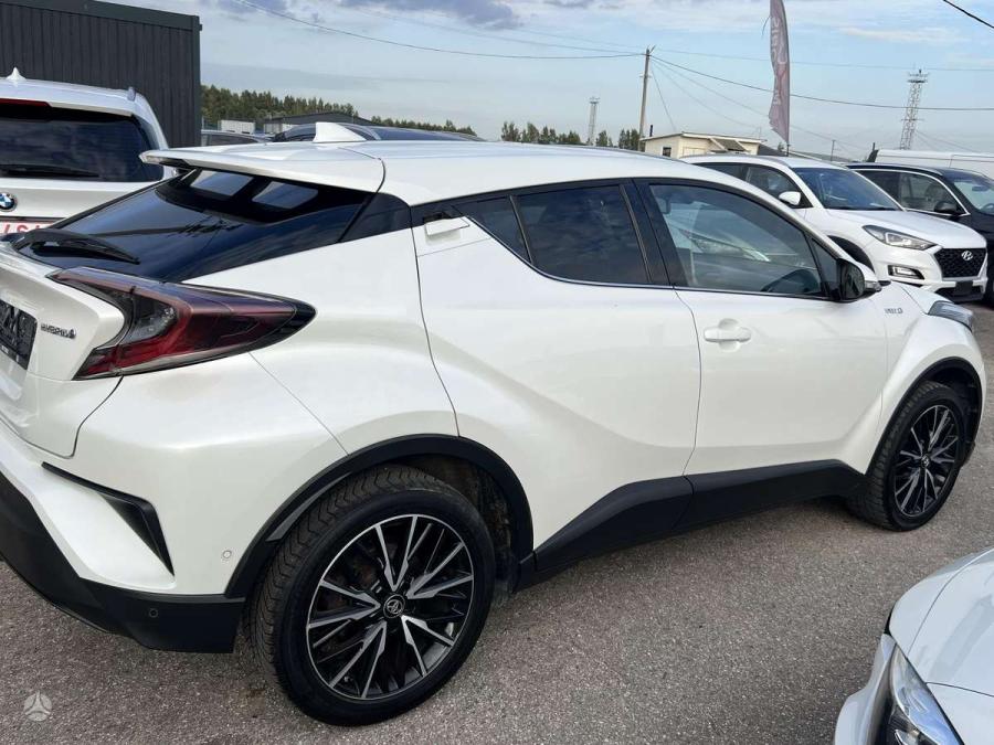 White Toyota C-HR 2017 in Panevezys, with an engine capacity of 1.80 L and mileage of 306 thousand km for 11200 €, photo 7 on AUTOMOTO.COM.LV
