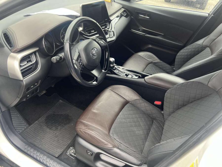 White Toyota C-HR 2017 in Panevezys, with an engine capacity of 1.80 L and mileage of 306 thousand km for 11200 €, photo 10 on AUTOMOTO.COM.LV