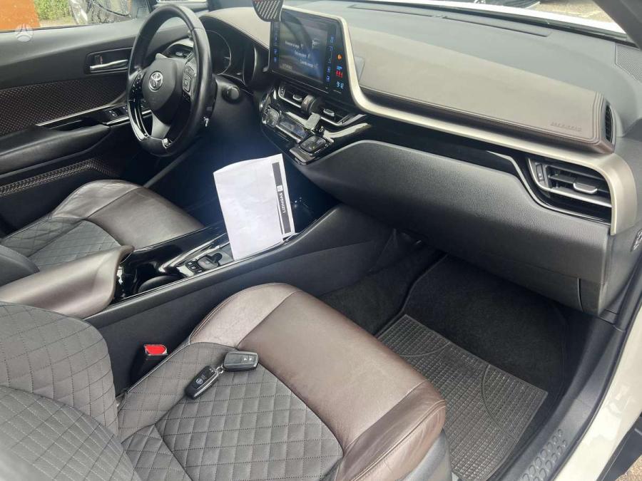 White Toyota C-HR 2017 in Panevezys, with an engine capacity of 1.80 L and mileage of 306 thousand km for 11200 €, photo 11 on AUTOMOTO.COM.LV