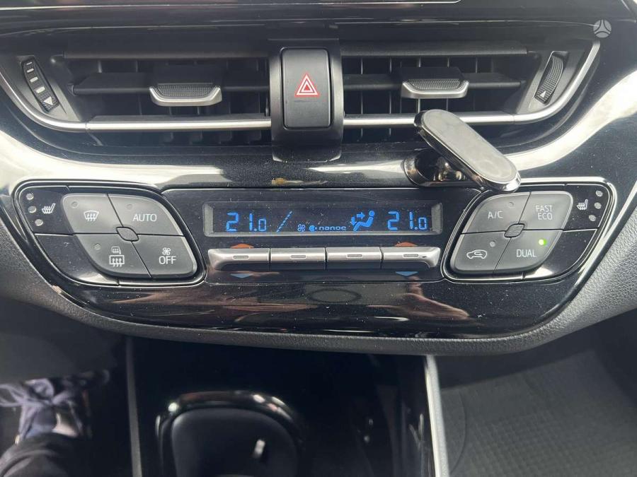 White Toyota C-HR 2017 in Panevezys, with an engine capacity of 1.80 L and mileage of 306 thousand km for 11200 €, photo 15 on AUTOMOTO.COM.LV