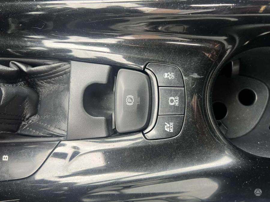 White Toyota C-HR 2017 in Panevezys, with an engine capacity of 1.80 L and mileage of 306 thousand km for 11200 €, photo 17 on AUTOMOTO.COM.LV
