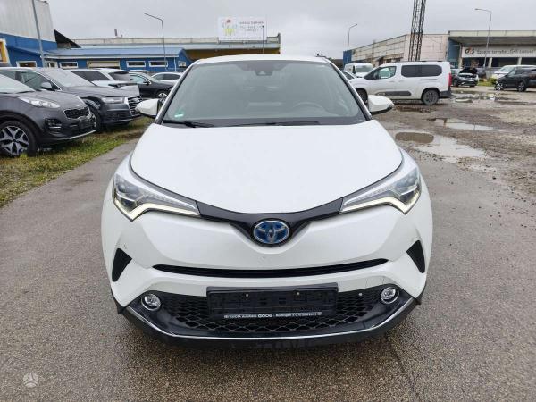 White Toyota C-HR 2017 in Siauliai, with an engine capacity of 1.80 L and mileage of 127 thousand km for 14900 €, photo 4 on AUTOMOTO.COM.LV