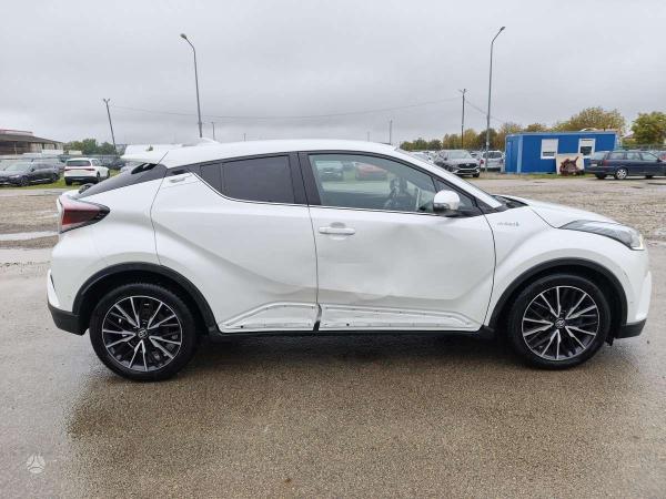 White Toyota C-HR 2017 in Siauliai, with an engine capacity of 1.80 L and mileage of 127 thousand km for 14900 €, photo 5 on AUTOMOTO.COM.LV
