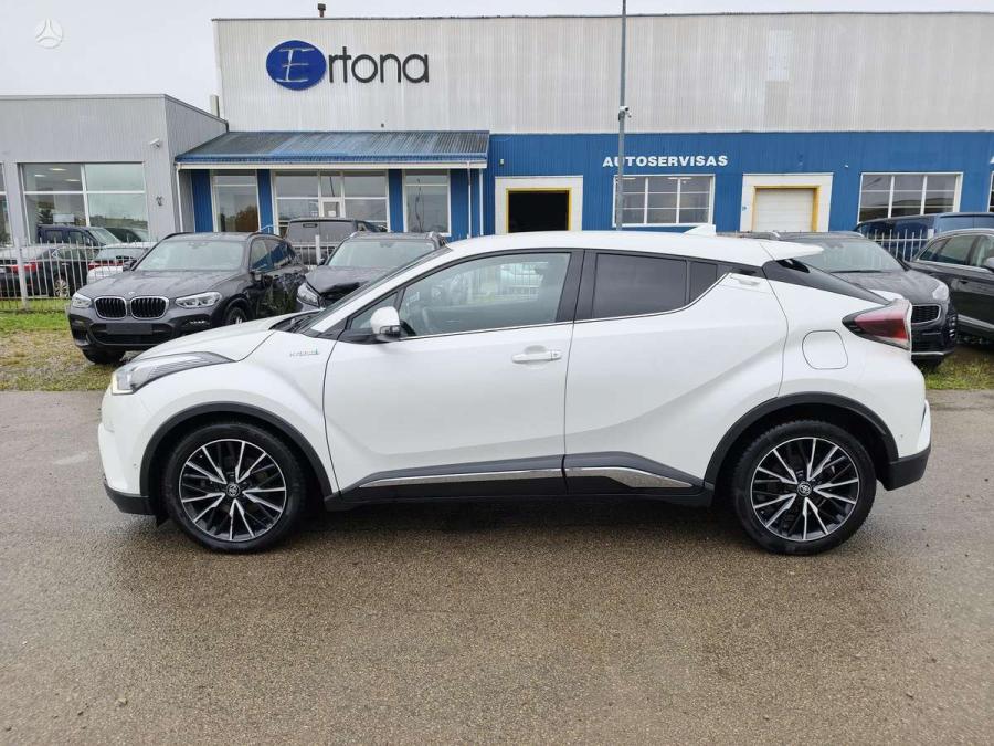 White Toyota C-HR 2017 in Siauliai, with an engine capacity of 1.80 L and mileage of 127 thousand km for 14900 €, photo 6 on AUTOMOTO.COM.LV