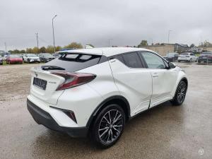 White Toyota C-HR 2017 in Siauliai, with an engine capacity of 1.80 L and mileage of 127 thousand km for 14900 €, photo 7 on AUTOMOTO.COM.LV