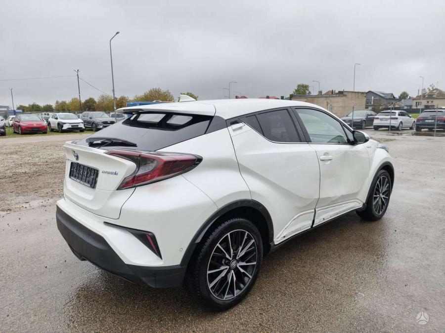 White Toyota C-HR 2017 in Siauliai, with an engine capacity of 1.80 L and mileage of 127 thousand km for 14900 €, photo 7 on AUTOMOTO.COM.LV