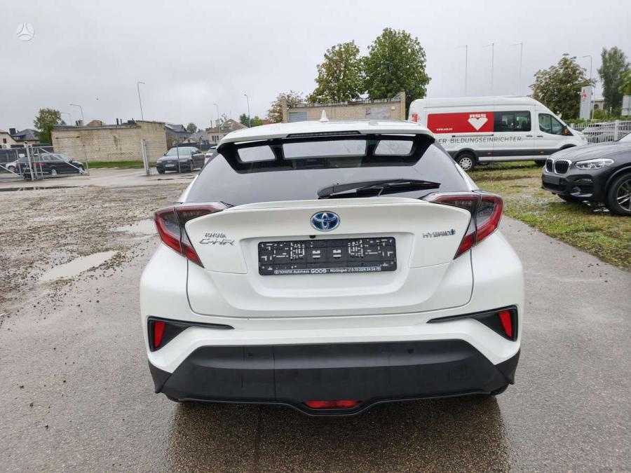 White Toyota C-HR 2017 in Siauliai, with an engine capacity of 1.80 L and mileage of 127 thousand km for 14900 €, photo 9 on AUTOMOTO.COM.LV