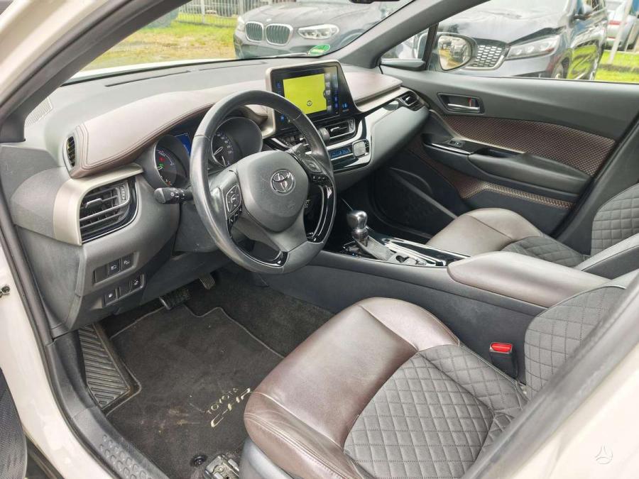 White Toyota C-HR 2017 in Siauliai, with an engine capacity of 1.80 L and mileage of 127 thousand km for 14900 €, photo 10 on AUTOMOTO.COM.LV