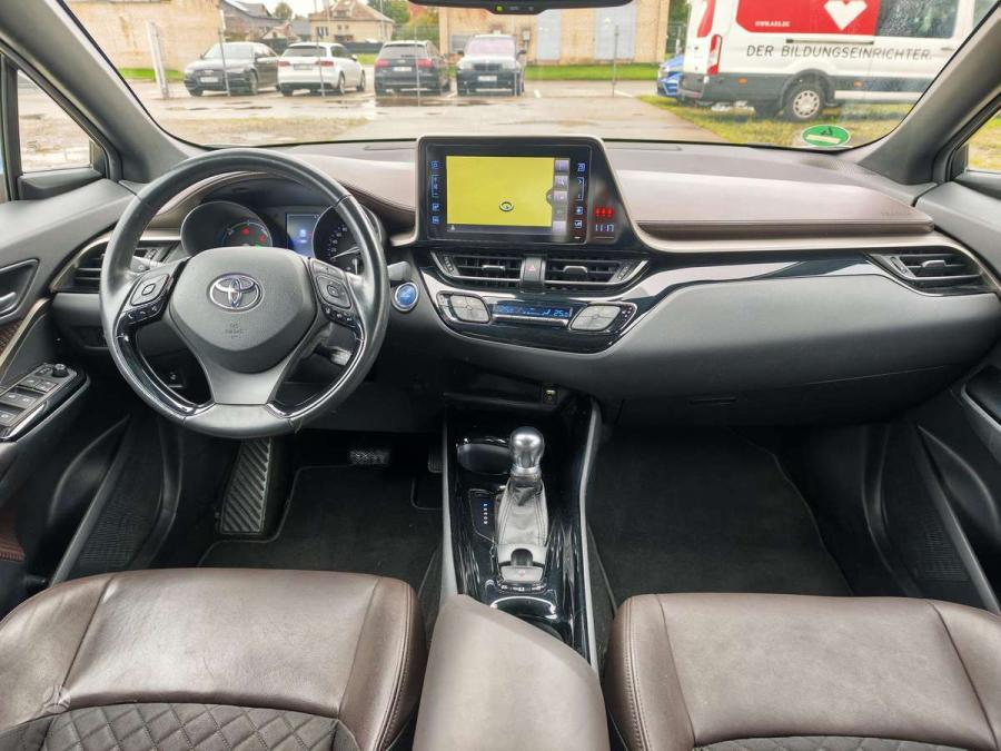 White Toyota C-HR 2017 in Siauliai, with an engine capacity of 1.80 L and mileage of 127 thousand km for 14900 €, photo 12 on AUTOMOTO.COM.LV