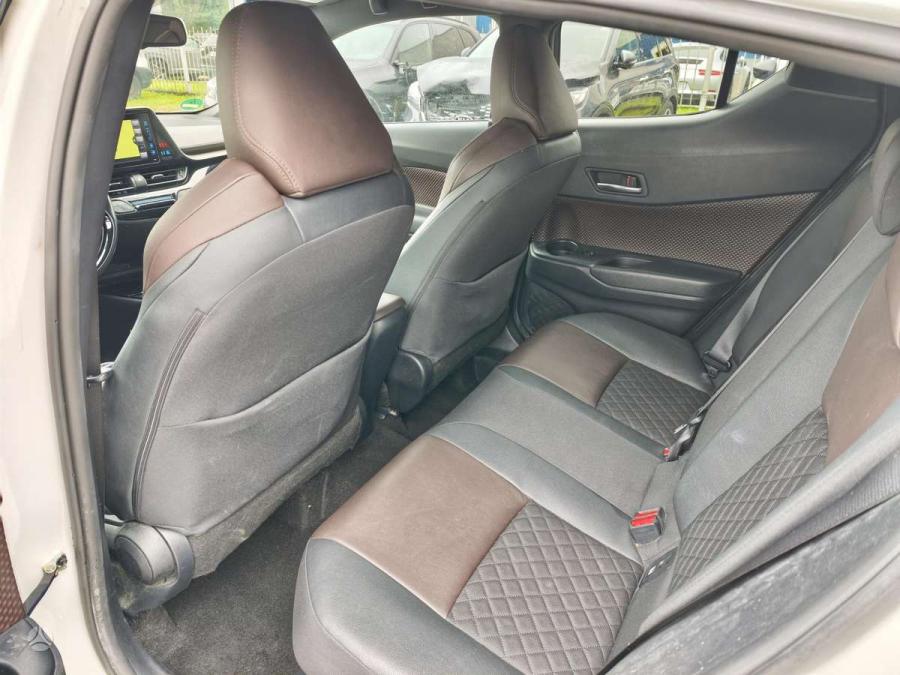 White Toyota C-HR 2017 in Siauliai, with an engine capacity of 1.80 L and mileage of 127 thousand km for 14900 €, photo 13 on AUTOMOTO.COM.LV