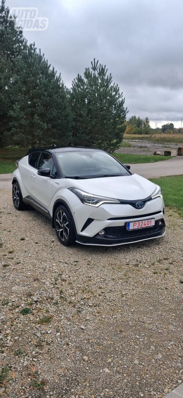 White Toyota C-HR 2017 in Pasvalys, with an engine capacity of 1.80 L and mileage of 155 thousand km for 15550 €, photo 1 on AUTOMOTO.COM.LV