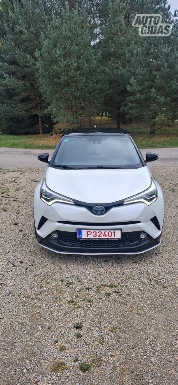 White Toyota C-HR 2017 in Pasvalys, with an engine capacity of 1.80 L and mileage of 155 thousand km for 15550 €, photo 3 on AUTOMOTO.COM.LV