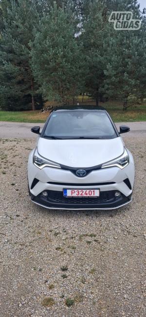 White Toyota C-HR 2017 in Pasvalys, with an engine capacity of 1.80 L and mileage of 155 thousand km for 15550 €, photo 3 on AUTOMOTO.COM.LV