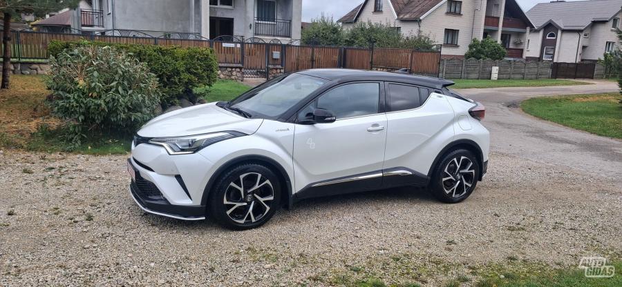 White Toyota C-HR 2017 in Pasvalys, with an engine capacity of 1.80 L and mileage of 155 thousand km for 15550 €, photo 4 on AUTOMOTO.COM.LV