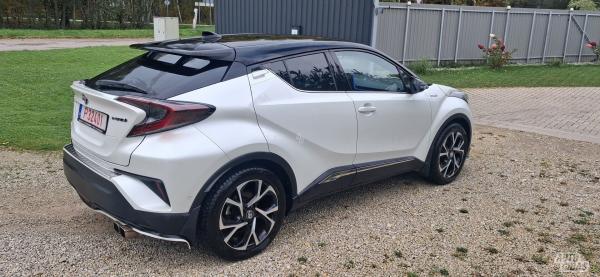 White Toyota C-HR 2017 in Pasvalys, with an engine capacity of 1.80 L and mileage of 155 thousand km for 15550 €, photo 7 on AUTOMOTO.COM.LV