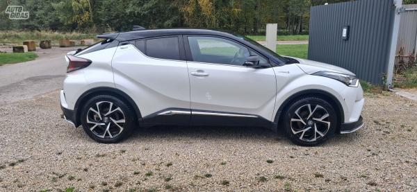 White Toyota C-HR 2017 in Pasvalys, with an engine capacity of 1.80 L and mileage of 155 thousand km for 15550 €, photo 9 on AUTOMOTO.COM.LV