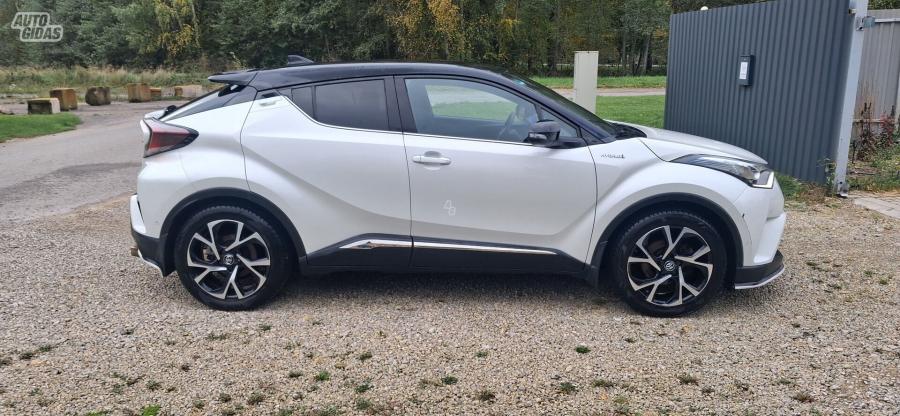 White Toyota C-HR 2017 in Pasvalys, with an engine capacity of 1.80 L and mileage of 155 thousand km for 15550 €, photo 9 on AUTOMOTO.COM.LV