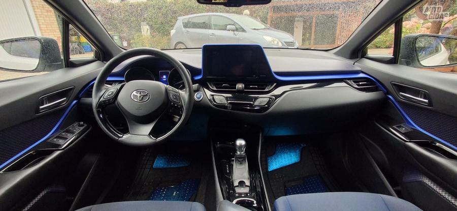 White Toyota C-HR 2017 in Pasvalys, with an engine capacity of 1.80 L and mileage of 155 thousand km for 15550 €, photo 11 on AUTOMOTO.COM.LV