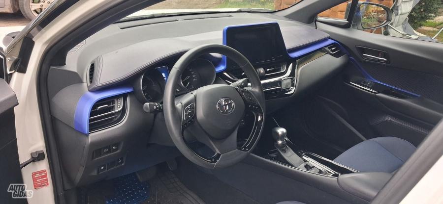 White Toyota C-HR 2017 in Pasvalys, with an engine capacity of 1.80 L and mileage of 155 thousand km for 15550 €, photo 12 on AUTOMOTO.COM.LV
