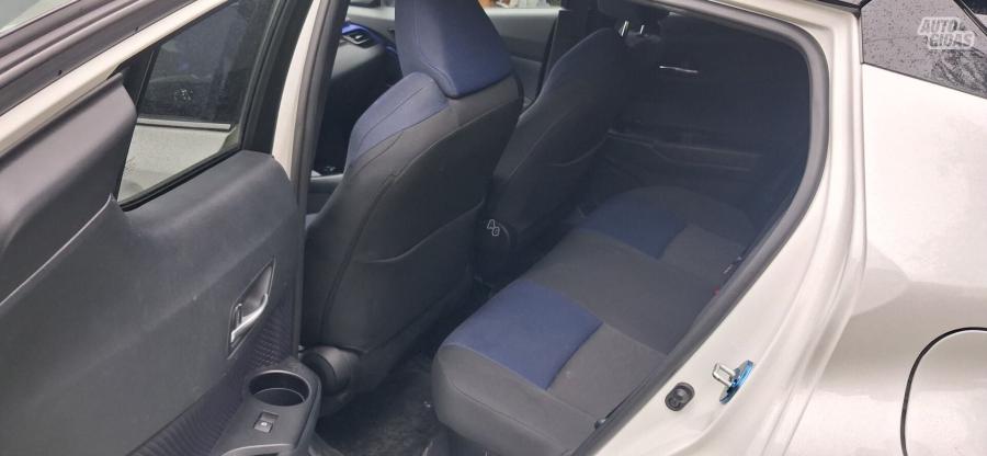 White Toyota C-HR 2017 in Pasvalys, with an engine capacity of 1.80 L and mileage of 155 thousand km for 15550 €, photo 15 on AUTOMOTO.COM.LV