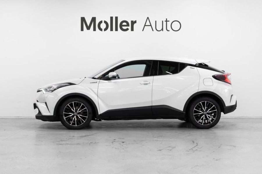 White Toyota C-HR 2017 in Vilnius, with an engine capacity of 1.80 L and mileage of 163 thousand km for 15700 €, photo 3 on AUTOMOTO.COM.LV