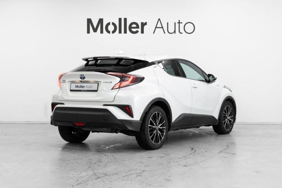 White Toyota C-HR 2017 in Vilnius, with an engine capacity of 1.80 L and mileage of 163 thousand km for 15700 €, photo 4 on AUTOMOTO.COM.LV