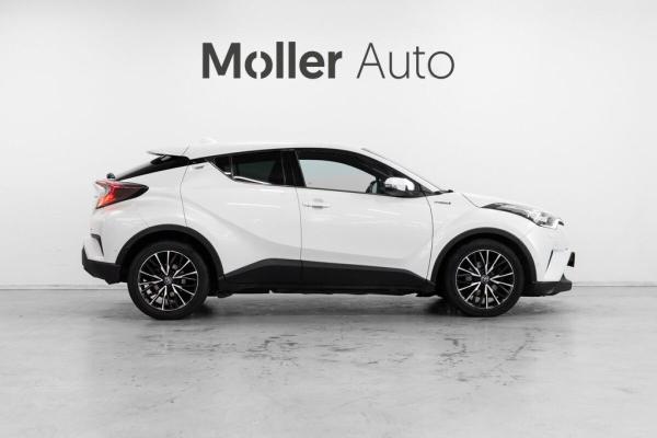 Белый Тойота C-HR 2017 в Вильнюс, объемом двигателя 1.80 л и пробегом 163 тыс. км за 15700 €, фото 5 на AUTOMOTO.COM.LV
