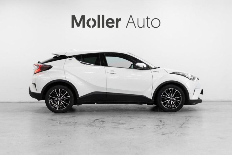White Toyota C-HR 2017 in Vilnius, with an engine capacity of 1.80 L and mileage of 163 thousand km for 15700 €, photo 5 on AUTOMOTO.COM.LV