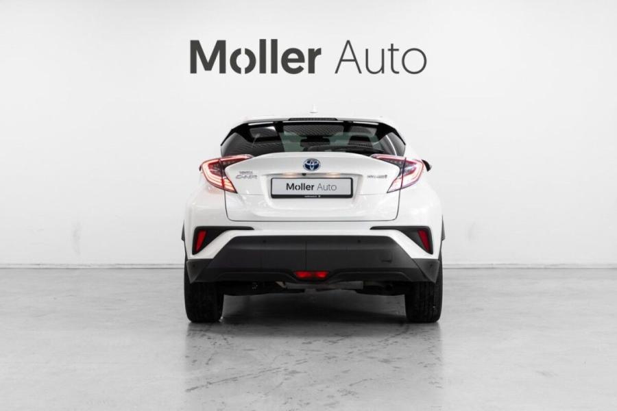 White Toyota C-HR 2017 in Vilnius, with an engine capacity of 1.80 L and mileage of 163 thousand km for 15700 €, photo 7 on AUTOMOTO.COM.LV