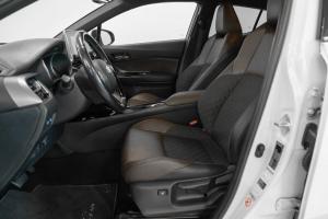 White Toyota C-HR 2017 in Vilnius, with an engine capacity of 1.80 L and mileage of 163 thousand km for 15700 €, photo 8 on AUTOMOTO.COM.LV