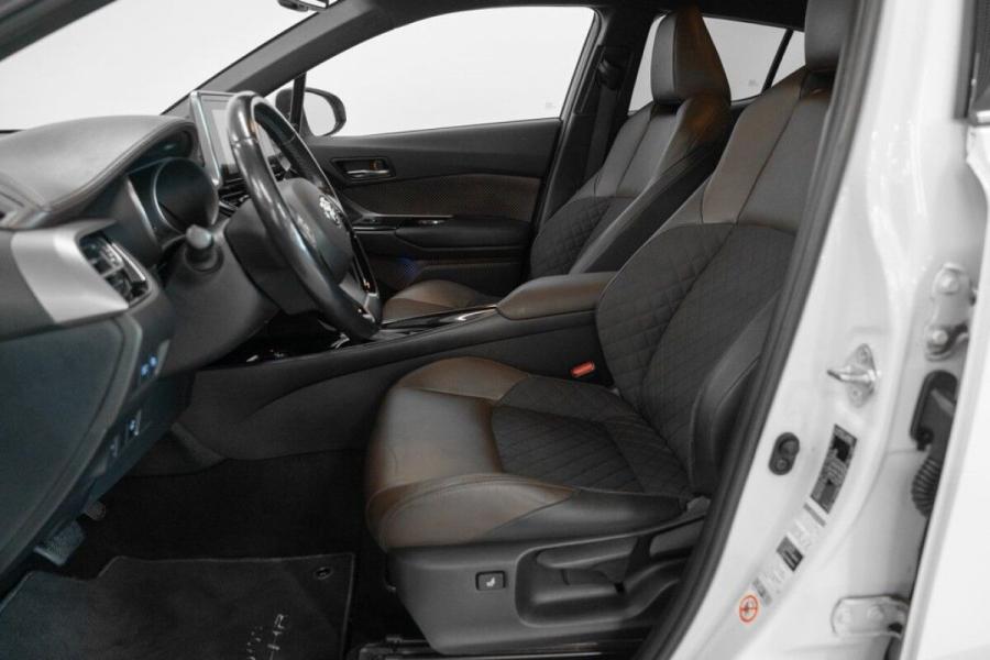 White Toyota C-HR 2017 in Vilnius, with an engine capacity of 1.80 L and mileage of 163 thousand km for 15700 €, photo 8 on AUTOMOTO.COM.LV