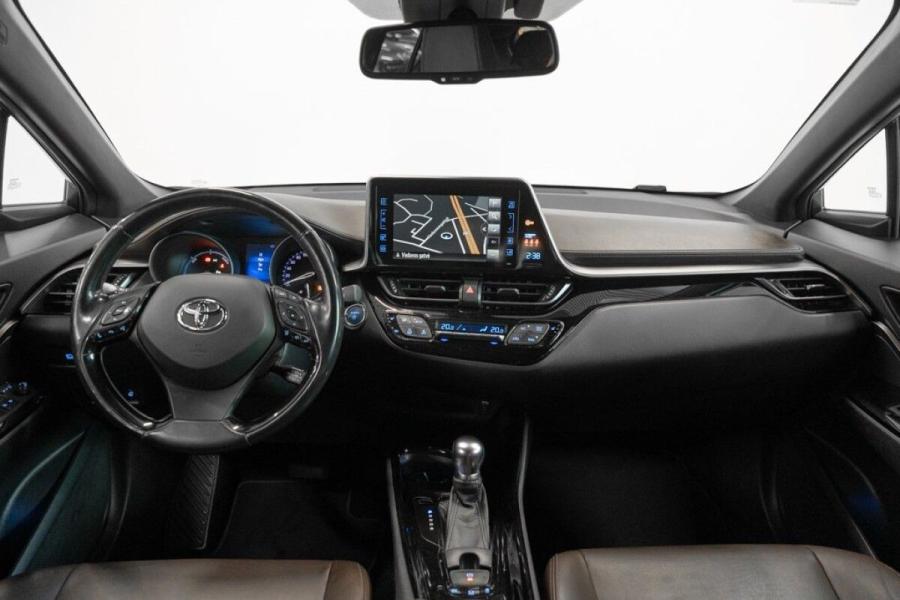 White Toyota C-HR 2017 in Vilnius, with an engine capacity of 1.80 L and mileage of 163 thousand km for 15700 €, photo 9 on AUTOMOTO.COM.LV