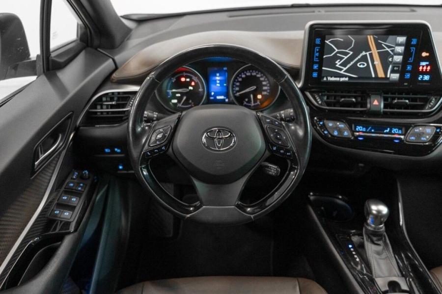 White Toyota C-HR 2017 in Vilnius, with an engine capacity of 1.80 L and mileage of 163 thousand km for 15700 €, photo 10 on AUTOMOTO.COM.LV