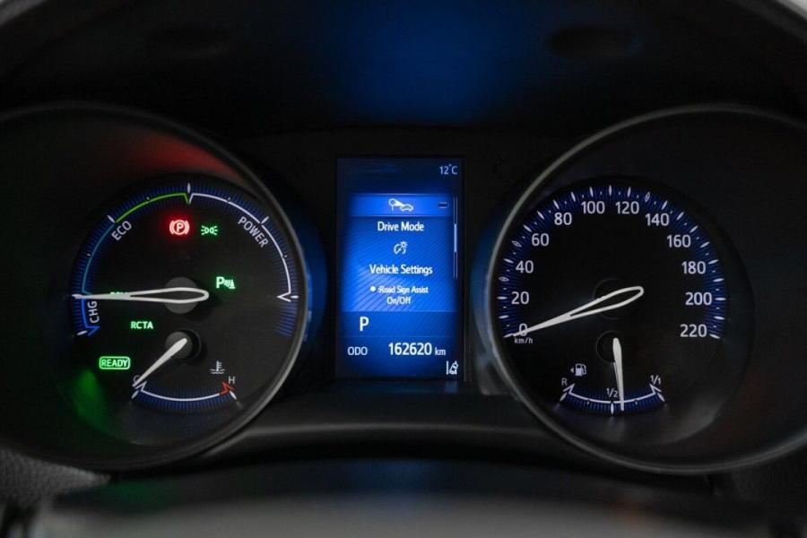 White Toyota C-HR 2017 in Vilnius, with an engine capacity of 1.80 L and mileage of 163 thousand km for 15700 €, photo 13 on AUTOMOTO.COM.LV