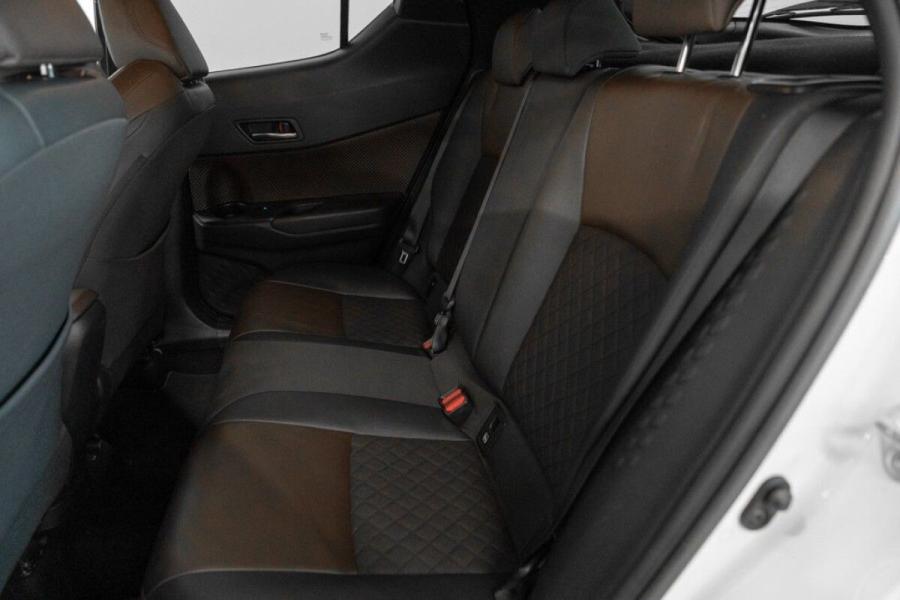 White Toyota C-HR 2017 in Vilnius, with an engine capacity of 1.80 L and mileage of 163 thousand km for 15700 €, photo 20 on AUTOMOTO.COM.LV