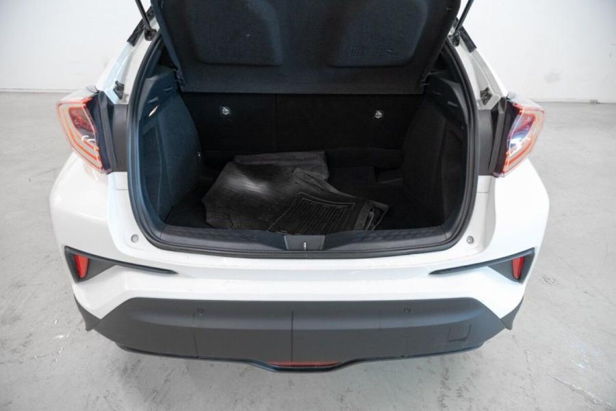 White Toyota C-HR 2017 in Vilnius, with an engine capacity of 1.80 L and mileage of 163 thousand km for 15700 €, photo 21 on AUTOMOTO.COM.LV