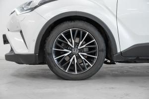 White Toyota C-HR 2017 in Vilnius, with an engine capacity of 1.80 L and mileage of 163 thousand km for 15700 €, photo 23 on AUTOMOTO.COM.LV