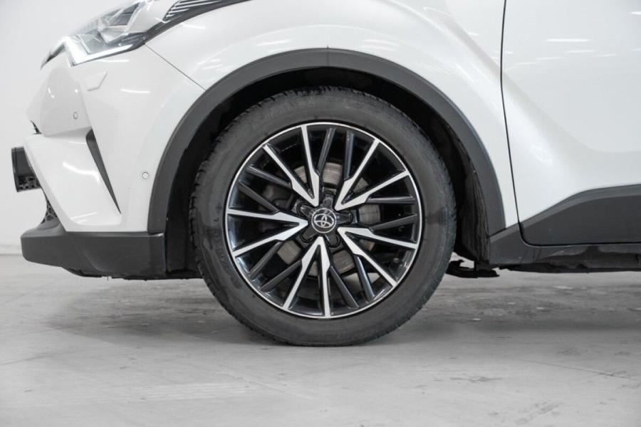 White Toyota C-HR 2017 in Vilnius, with an engine capacity of 1.80 L and mileage of 163 thousand km for 15700 €, photo 23 on AUTOMOTO.COM.LV