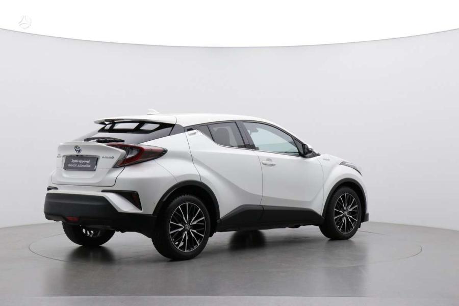 White Toyota C-HR 2018 in Vilnius, with an engine capacity of 1.80 L and mileage of 110 thousand km for 19900 €, photo 3 on AUTOMOTO.COM.LV