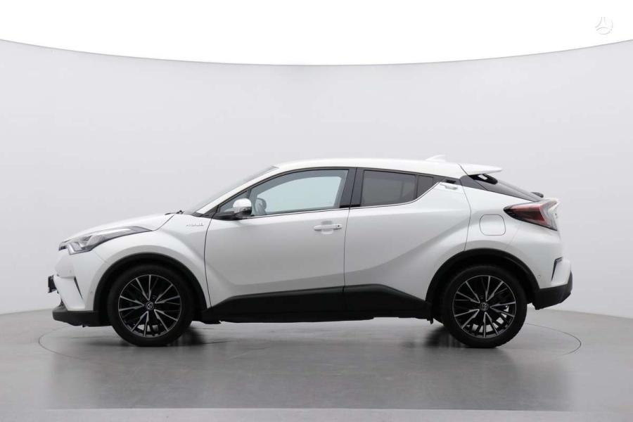 White Toyota C-HR 2018 in Vilnius, with an engine capacity of 1.80 L and mileage of 110 thousand km for 19900 €, photo 4 on AUTOMOTO.COM.LV