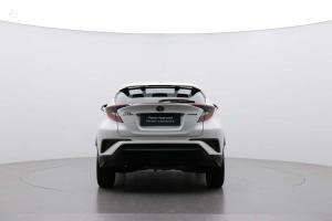 White Toyota C-HR 2018 in Vilnius, with an engine capacity of 1.80 L and mileage of 110 thousand km for 19900 €, photo 5 on AUTOMOTO.COM.LV