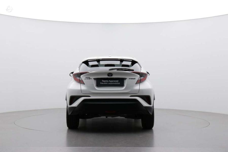 White Toyota C-HR 2018 in Vilnius, with an engine capacity of 1.80 L and mileage of 110 thousand km for 19900 €, photo 5 on AUTOMOTO.COM.LV